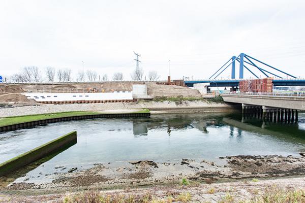 Tijdelijke Suurhoffbrug rust deels op EPS | Joosten Kunststoffen